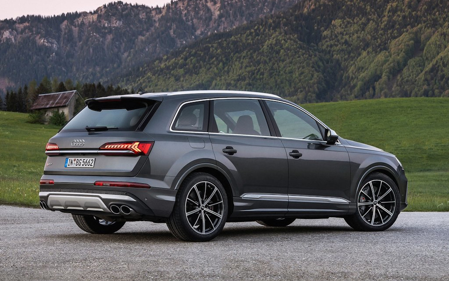 Comparison - BMW X7 M50i 2021 - vs - Audi SQ7 TFSI 2021 | SUV Drive